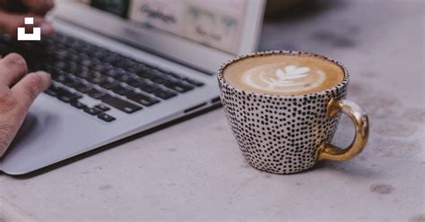 노트북 옆의 커피 컵 사진 Unsplash의 무료 회색 이미지