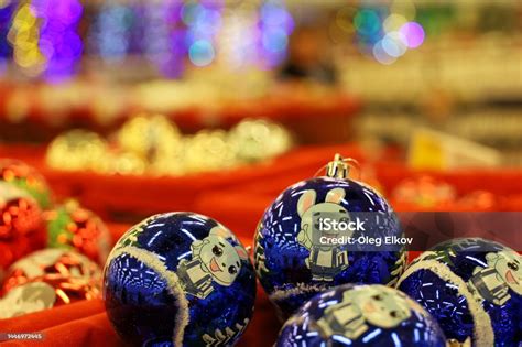 크리스마스 장난감 토끼와 파란 공 흐릿한 축제 조명 배경에 2023년 중국 설날의 상징 새해에 대한 스톡 사진 및 기타 이미지 Istock