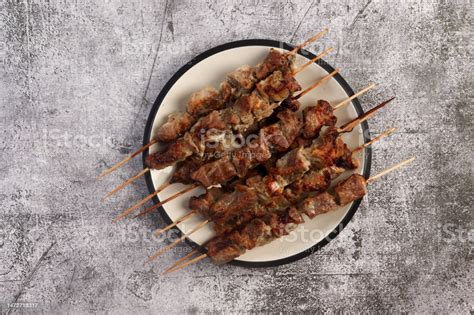 어두운 회색 배경에 둥근 접시에 구운 돼지 고기 꼬치 평면도 플랫 레이 고기에 대한 스톡 사진 및 기타 이미지 고기 구이 굽기 Istock