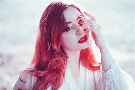 배경 화면 야외 여성 여자들 빨간 머리 모델 긴 머리 뷰어를보고 하얀 드레스 닫다 빨간 립스틱 흰색상의