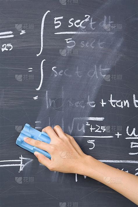 用手擦满是数学方程式的黑板素材 花瓣网