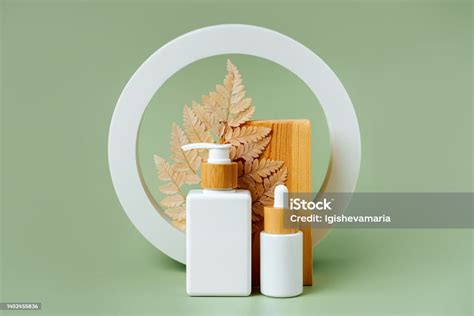 펌프와 점적기 병은 녹색 배경에 베이지 색 잎으로 모형 브랜딩 및 포장 프리젠 테이션을위한 천연 스킨 케어 뷰티 제품 0명에 대한 스톡 사진 및 기타 이미지 Istock
