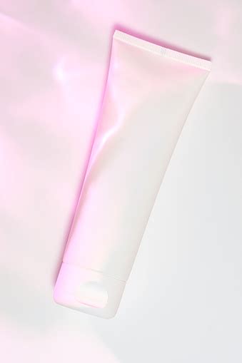 의약품 또는 화장품 브랜딩을 위한 흰색 스퀴즈 병 플라스틱 튜브의 모형 크림 젤 스킨 케어 치약 분홍색 배경에 화장품 병 용기 미니멀리즘 네온 라이트 0명에 대한 스톡 사진