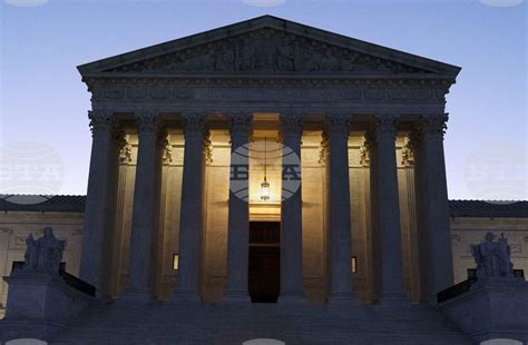 Тръмп поиска от Върховния съд на САЩ да се намеси в спора за иззетите поверителни документи Утро