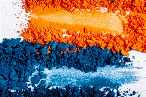 흰색 배경에 고립 된 화장품 미용 제품의 샘플과 견본으로 깨진 밝은 멀티 컬러 아이 섀도우의 플랫 레이 메이크업 화장품에 대한 스톡 사진 및 기타 이미지 Istock