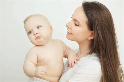 Retrato Madre Desnuda Atractiva Abrazando Besando Bebé Niño Aislado Blanco Foto de stock