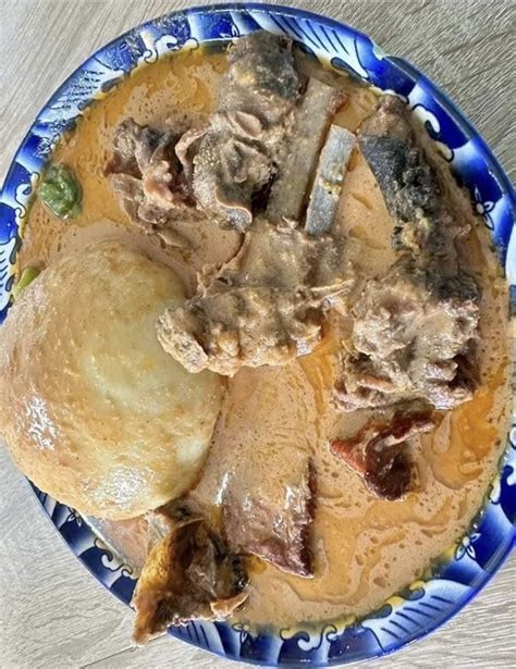 Plato De Comida Africana En Mesa De Madera