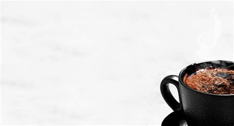 밝은 회색 배경에 향기로운 에스프레소 커피 한 잔 클로즈업 뜨거운 커피 위에 증기가 떠오입니다 수직 프레임 복사 공간 0명에 대한 스톡 사진 및 기타 이미지 Istock