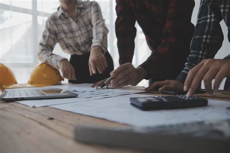 엔지니어 팀워크 미팅 작업 현장 건설 및 구조 개념의 모델 구축 및 엔지니어링 도구 파트너와 협력하는 프로젝트를 위한 청사진 회의를 작성합니다 개선에 대한 스톡 사진 및