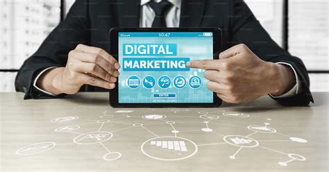 온라인 비즈니스 개념을위한 디지털 마케팅 기술 솔루션 소셜 미디어를 통해 디지털 광고 플랫폼에서 온라인 시장 홍보 전략의 분석 다이어그램을 보여주는 그래픽 인터페이스