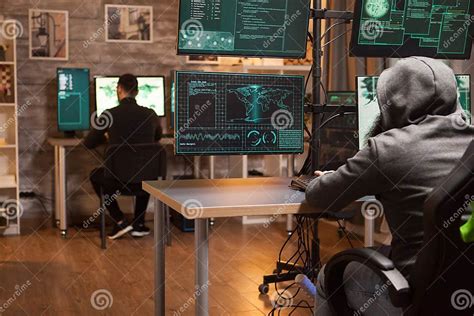 Vista Posterior De Dos Hackers Trabajando Juntos Foto De Archivo Imagen De Hacker Sistema