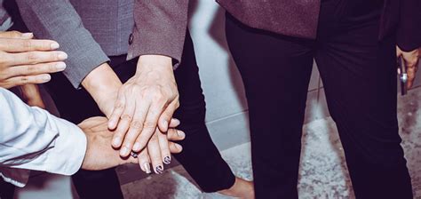 퍼 팅 하는 젊은 사업가의 닫고 그들의 손을 함께 참여 합니다 손 보여주는 단결 협력 및 팀웍의 스택과 함께 팀 비즈니스 팀워크 개념입니다 지원에 대한 스톡 사진 및 기타