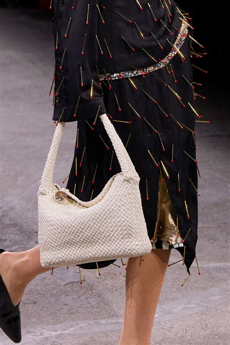 Este Bolso Es El Más ‘cool De La Temporada Y El Que No Dejaremos De Ver En Primavera Verano