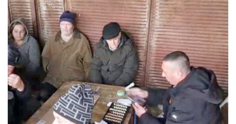 Раздават пенсии на автобусна спирка