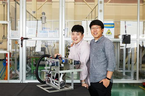 원격 조종 로봇으로 사업장 안전 Up 효율 Up 삼성디스플레이 직원들이 공정 클리닝 로봇 직접 개발한 사연은