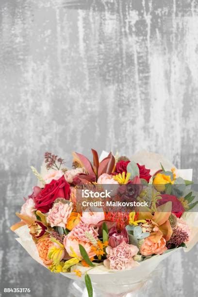 나무 테이블에 꽃병에 혼합된 꽃의 아름 다운 꽃다발 꽃이 게에서 꽃집의 작품 복사 공간 개화기에 대한 스톡 사진 및 기타 이미지 개화기 계절 구도 Istock