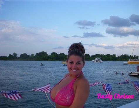 Busty Chelsea Austin Scrolller