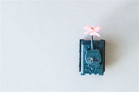 뒤에 꽃과 탱크의 배럴에 전쟁 기계 육군에 대 한 개념 복사 공간 5월에 대한 스톡 사진 및 기타 이미지 5월 Day 9 군사 Istock