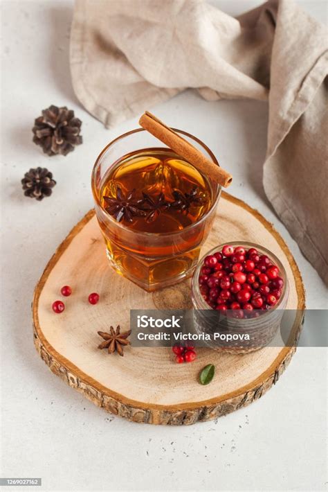 나무 스탠드에 투명한 유리 머그잔에 향신료 사과 베리를 곁들인 뜨거운 차 홈 컴포트 가을의 컨셉 가을에 대한 스톡 사진 및 기타 이미지 Istock