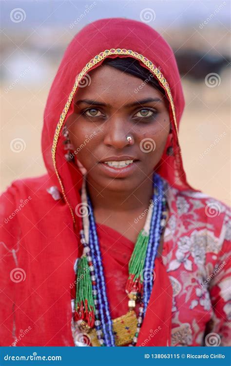 Une Femme Indienne De Sourire Habillée Dans L habillement Traditionnel