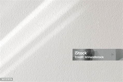 배경에 자연광 그림자 효과가 있는 콘크리트 벽 질감 바닥에 햇빛 반사가 있는 흰색 회색 시멘트 배경 배경 디스플레이 제품 프레젠테이션 사계절 프로모션 0명에 대한 스톡 사진