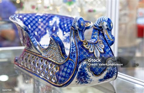 러시아 Gzhel 스타일의 백조와 도자기 썰매 전통 러시아 기념품 0명에 대한 스톡 사진 및 기타 이미지 0명 개체 그룹 공예 Istock