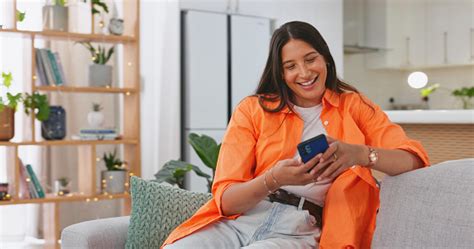 휴식 소셜 미디어 및 여성은 의사 소통 채팅 및 알림을 위해 소파에 전화를 걸고 있습니다 안도감 행복 소녀 입력 및 메시지 이메일 또는 소파의 모바일 앱 업데이트 읽기 25