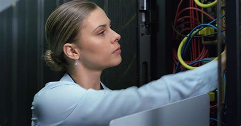 여성 서버실 및 야간 케이블 검사 연결 확인 또는 It 작업을 위한 유지 보수 여성 엔지니어 사이버 보안 스토리지 또는 데이터 센터를 위한 광섬유 연결 또는 정보 기술