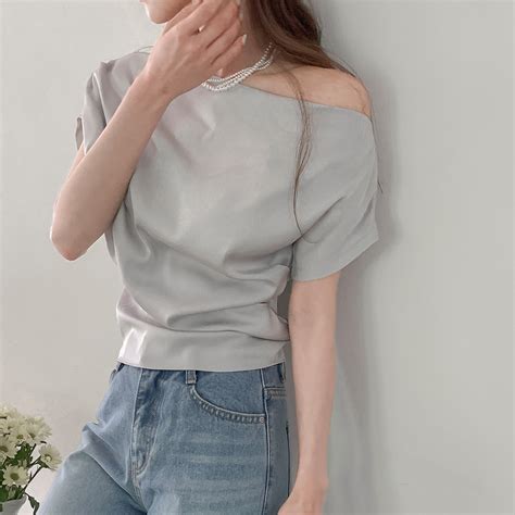 달리호텔 니어드 드레이프 오프숄더 셔링 실키 블라우스하객룩출근룩