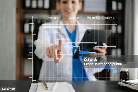 프로젝트 관리자 작업 및 병원에서 Gantt 차트 일정 다이어그램으로 작업 업데이트 Success 스마트 의사와 함께 일하는 스마트 의사 25 29세에 대한 스톡 사진 및