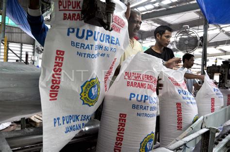 PRODUKSI PUPUK UREA ANTARA Foto