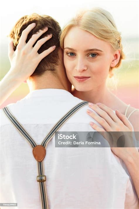 아름 다운 남자와 여자의 초상화는 석양에 부드러운 포옹 결혼 의식에 대한 스톡 사진 및 기타 이미지 결혼 의식 결혼식