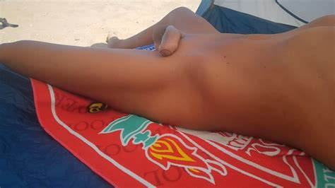 Totalmente desnuda y una erección en la playa nudista xHamster