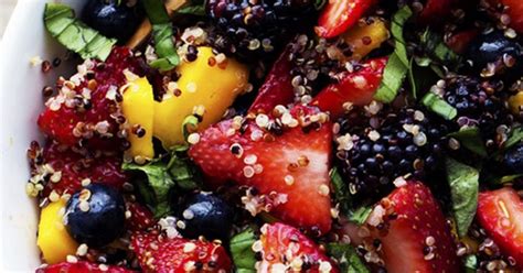 Sallatë Me Kuinoa Dhe Fruta Pylli Për Një Mëngjes Të Shëndetshëm Kuzhinë