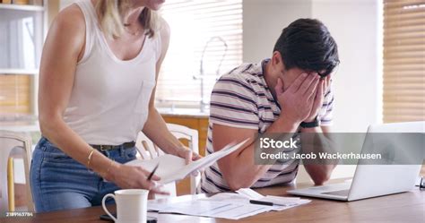 금융 스트레스 및 청구서가 있는 노트북과 커플 울고 빚진 인터넷 뱅킹 문제 주택 모기지 상환 기한 및 불안 세무 감사 또는 저축에 대한 대화가 포함된 청구서 데이트에 대한