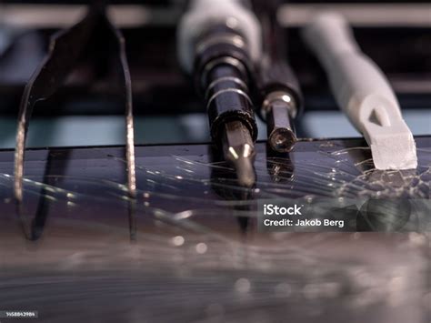 오래된 깨진 스마트 폰 및 수리 도구 컴퓨터 장비 휴대 전화 전자 제품 수리 현대화 및 기술의 개념 0명에 대한 스톡 사진 및 기타 이미지 Istock