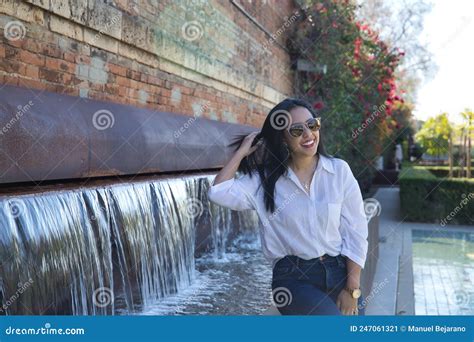 Joven Y Hermosa Mujer Sudamericana Con Gafas De Sol Y Camisa Blanca De Vacaciones En Europa