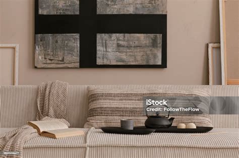 모형 포스터 프레임 모듈식 소파 나무 커피 테이블 베이지색 베개 격자 무늬 카펫 대리석 그릇 및 개인 액세서리로 거실 인테리어를