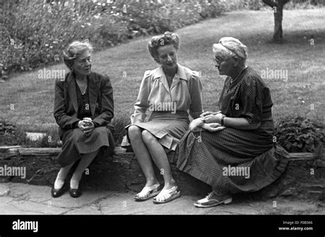 Frauen sitzen in den er jahren Fotos und Bildmaterial in hoher Auflösung Alamy