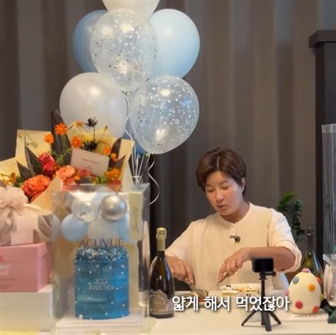 뵈르니 케이크 Ll 연예인케이크 돌케이크 성수케이크 디자인케이크 생화케이크 웨딩케이크 박세리님에게 전달된 케이크💙 함께 전달드릴 수 있어 영광스러운 작업이었습니다🙏