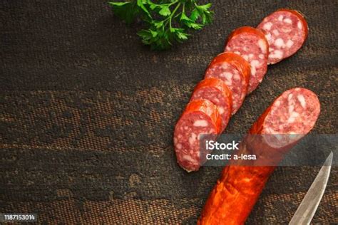 소시지 슬라이스 훈제 고기 제품 메뉴 개념 음식 배경 상단 보기 복사 공간 0명에 대한 스톡 사진 및 기타 이미지 Istock