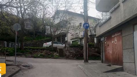 Пълен абсурд Пътен знак праща коли право в електрически стълб в окаяно състояние Общество