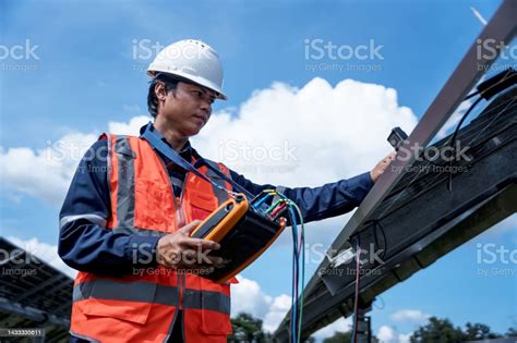 엔지니어들은 성능 검사기로 태양 전지판을 점검하여 각 태양 전지 패널이 최대 효율로 작동하는지 확인합니다 세계의 에너지를 보존하기위한 대체 에너지 재생 가능 사업 Test