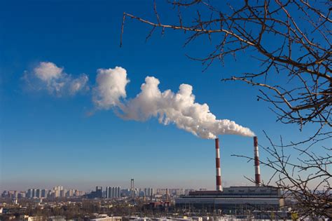 식물의 파이프 대기 중으로 유해 물질을 방출 한다 하늘 배경에 클로즈업 겨울에 대한 스톡 사진 및 기타 이미지 겨울 고층 건물 공기 오염 Istock