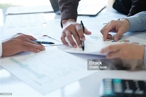 사업가들로 구성된 팀이 투자 프로젝트 데이터를 분석하기 위해 브레인스토밍을 하고 있습니다 계약서에 대한 스톡 사진 및 기타