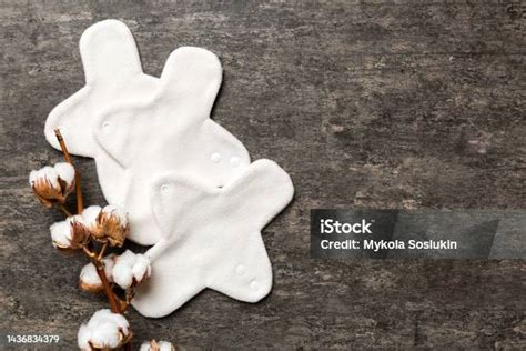 면화 꽃과 화려한 밝은 재사용 가능한 생리대 세트 제로 폐기물 여성 기간 복사 공간이있는 개념 탑 뷰 0명에 대한 스톡 사진 및 기타 이미지 Istock