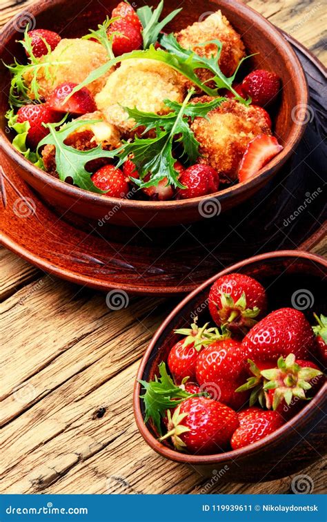 Sallad Med Jordgubben Och Stekt Ost Fotografering för Bildbyråer Bild
