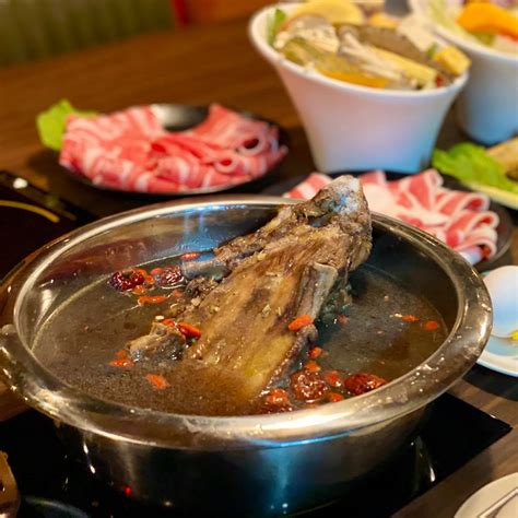 樂崎火鍋 新莊店 「氣溫下探17度，好冷好想吃火鍋！」 週一下班好像特別冷，是心理錯覺嗎？