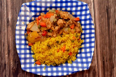 간장과 야채를 곁들인 매운 치킨 버섯과 야채 완두콩과 당근을 접시에 넣은 뜨거운 찐 긴 곡물 노란색 바스 마티 쌀의 중국 음식 요리 식사 고추류에 대한 스톡 사진 및 기타