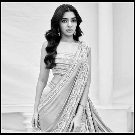 Krithi Shetty చీరకట్టులో కూడా ట్రెండ్ మనదే అన్నట్టు బేబమ్మ ఫోజులు